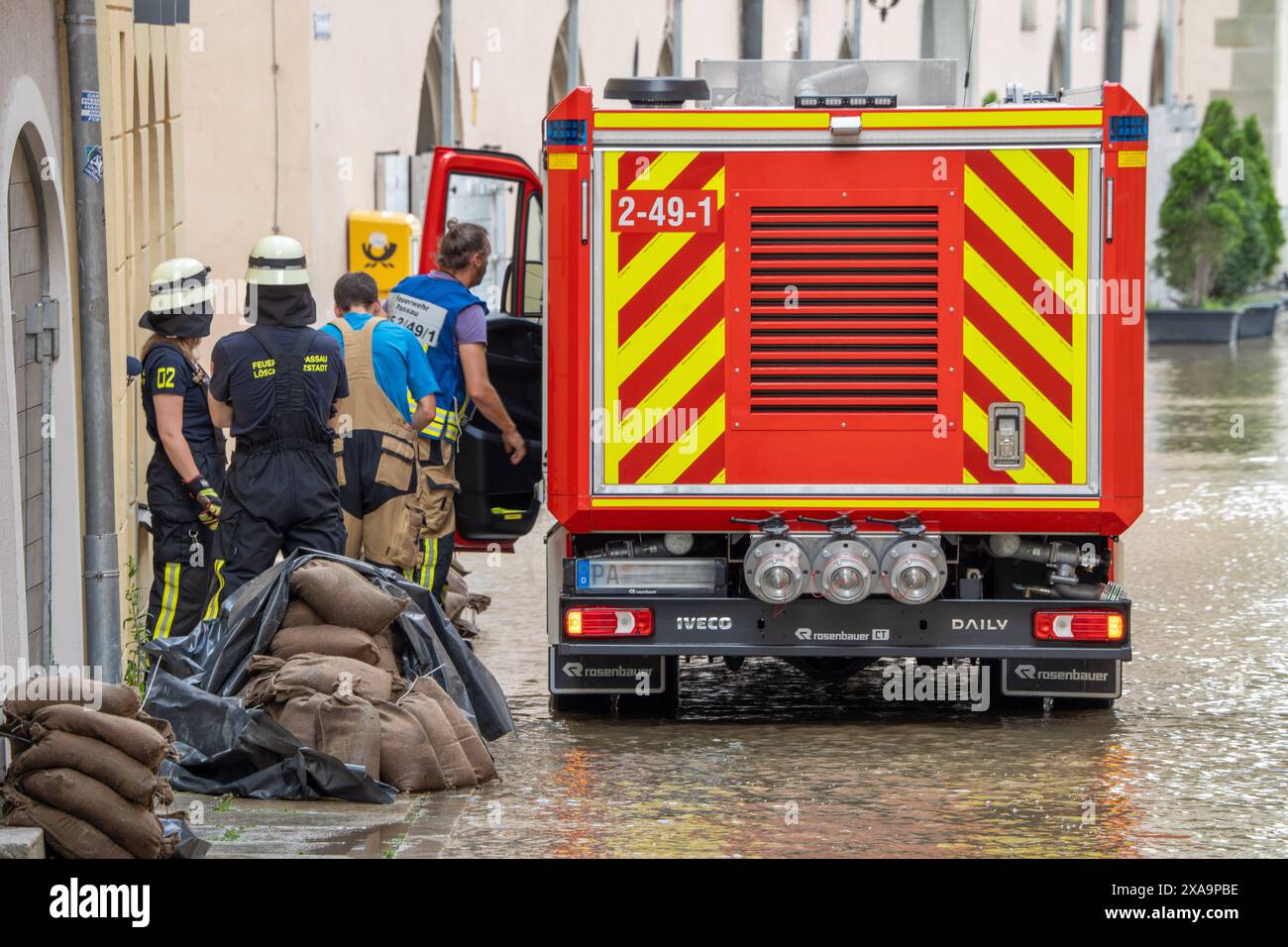 Feuerwehr bei Aufräumarbeiten in der Altstadt, Hochwasserlage an der ...