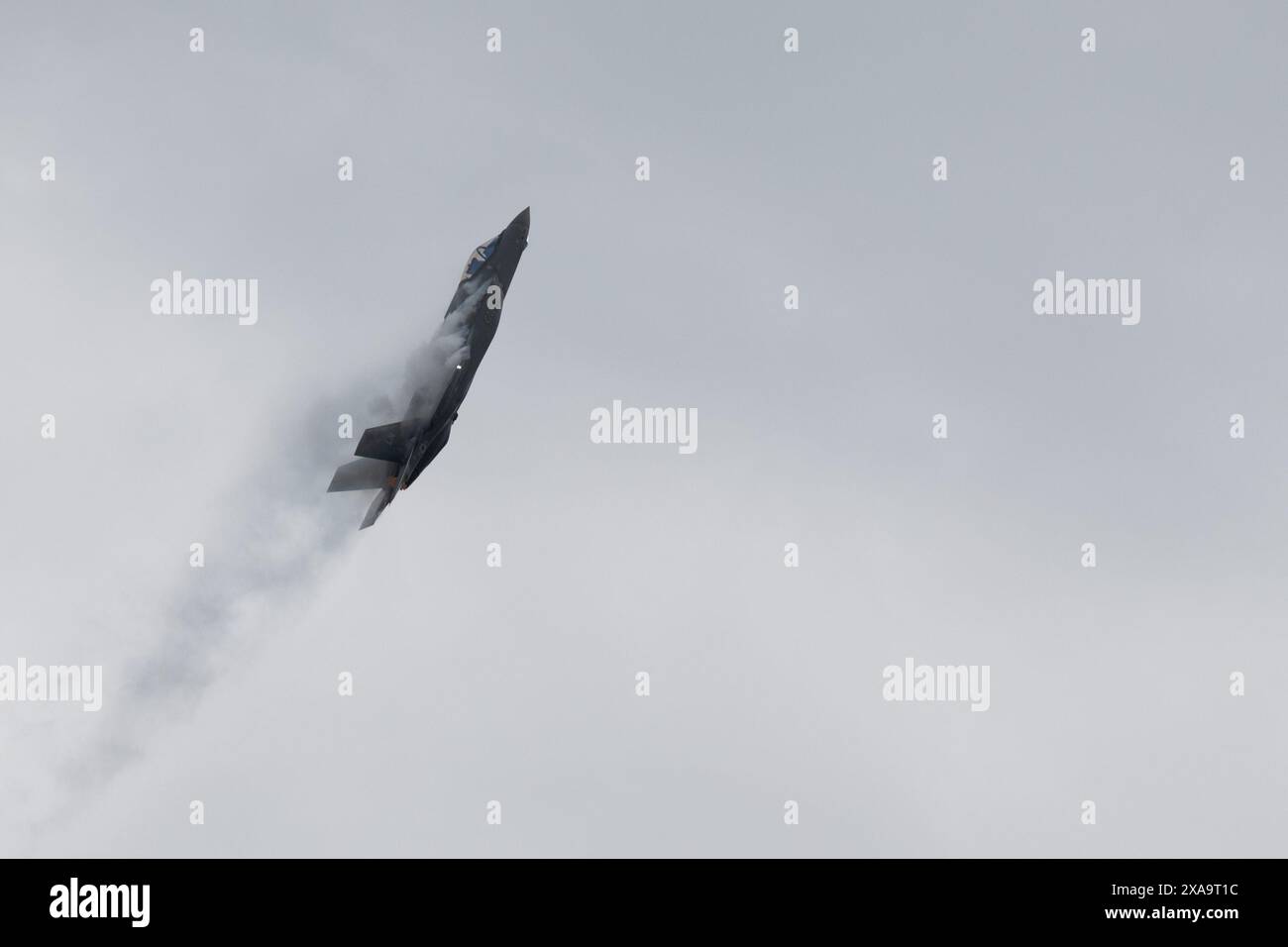 05 June 2024, Brandenburg, Schönefeld: An F35 from Lockheed Martin flies during the ...