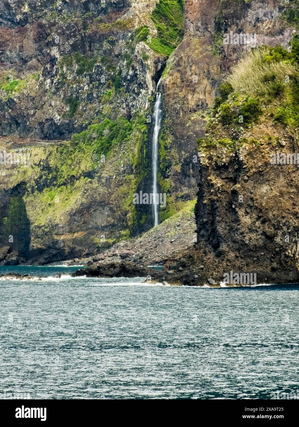 Volcanic cliff on edge hi-res stock photography and images - Alamy