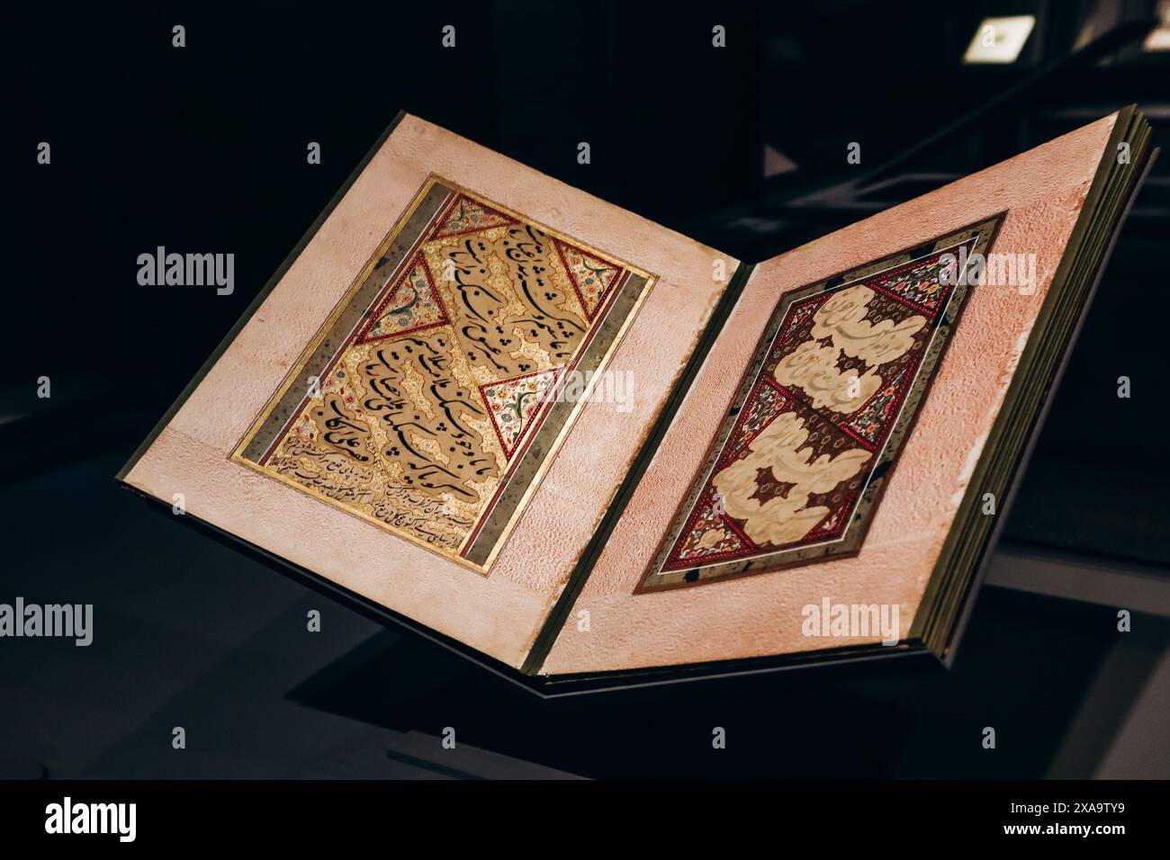 Islamic thuluth script hi-res stock photography and images - Alamy