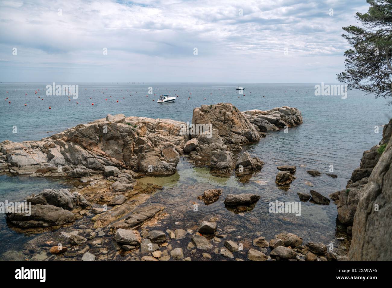 Huge boulders in water hi-res stock photography and images - Alamy