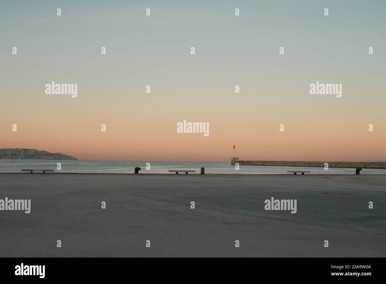 Concrete benches hi-res stock photography and images - Alamy