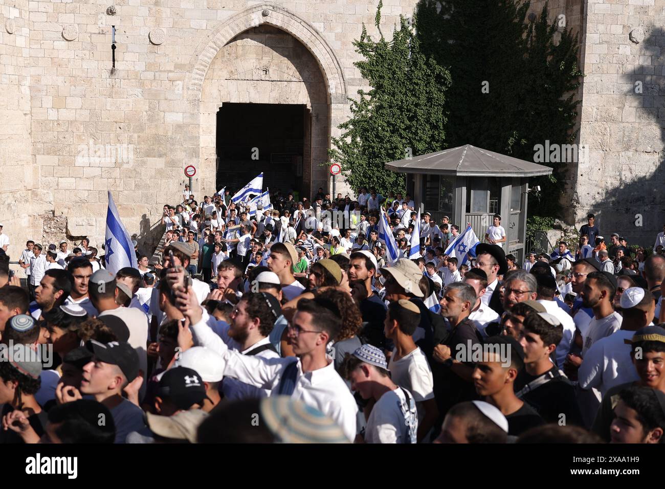Jerusalem. 05th June, 2024. Israeli settlers celebrate in front of the ...