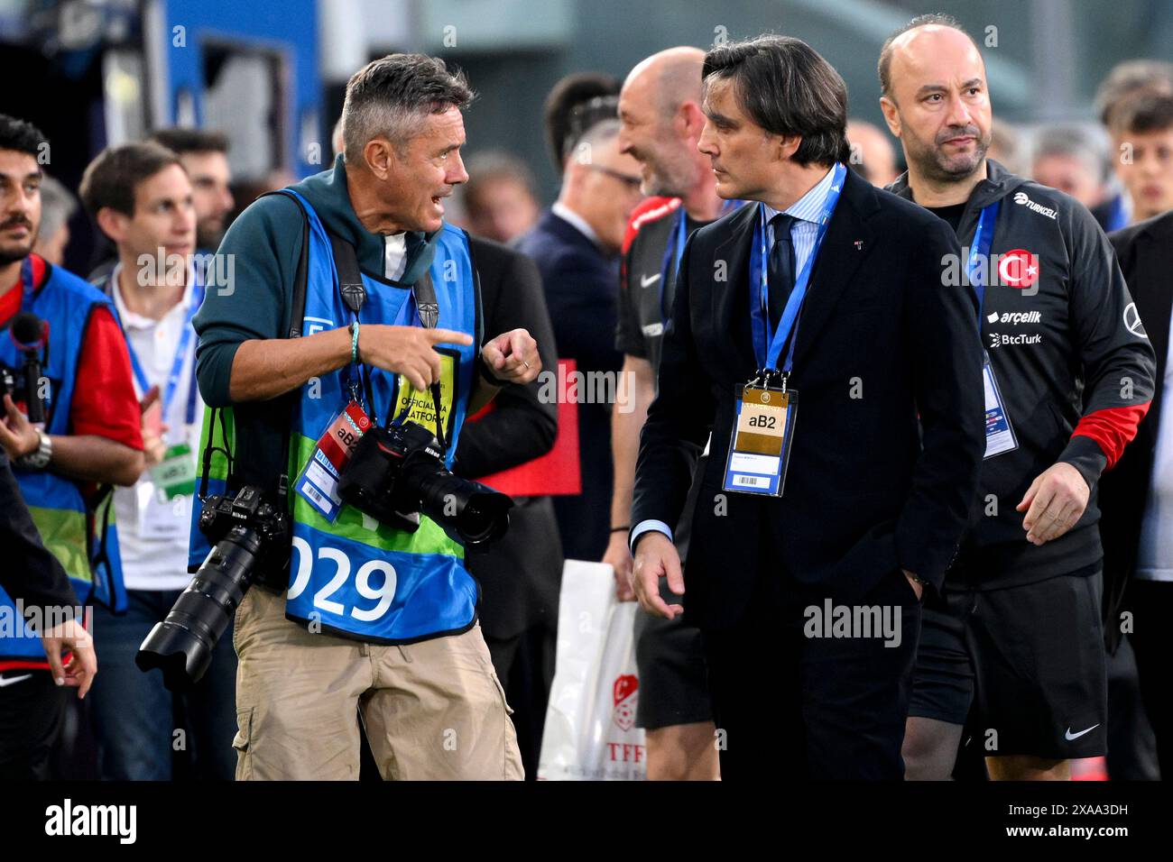 Vincenzo Montella, head coach of Turkey (r), talks with italian ...