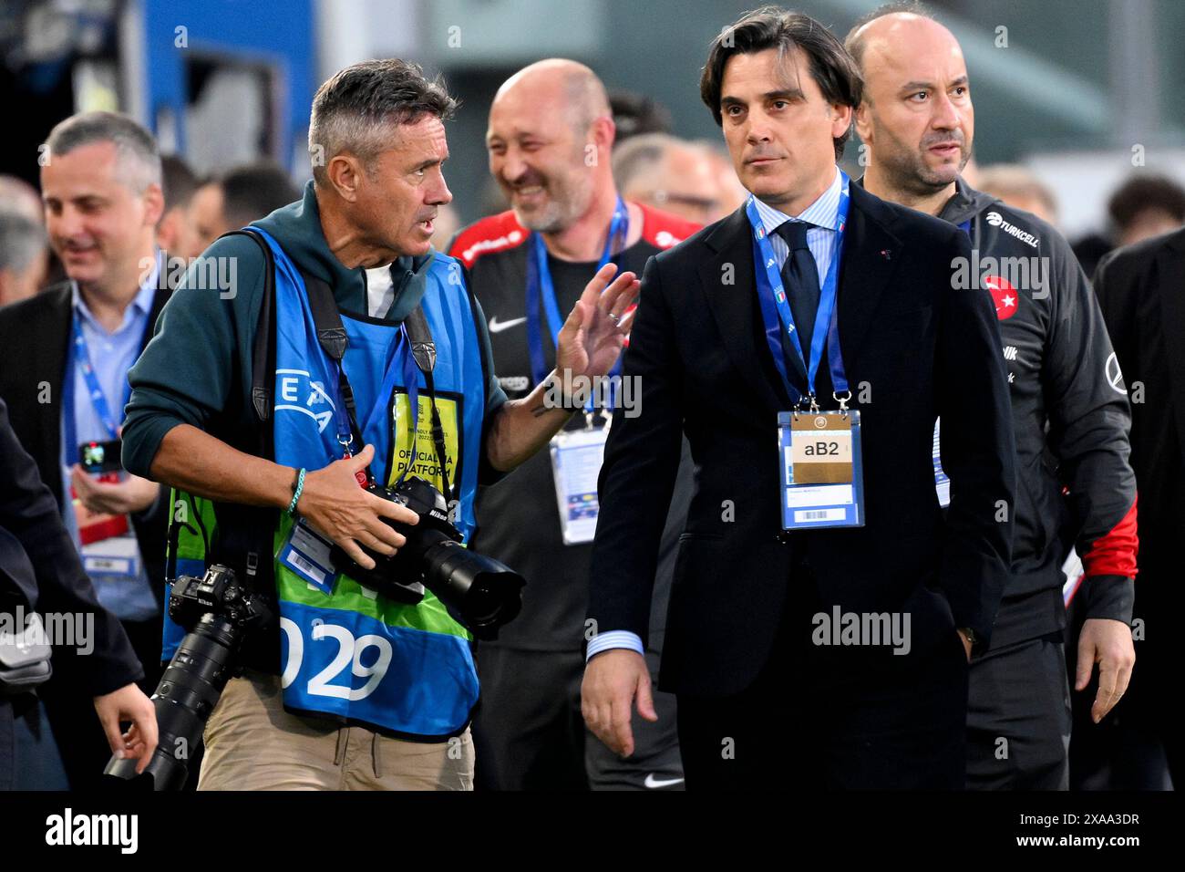 Vincenzo Montella, head coach of Turkey (r), talks with italian ...