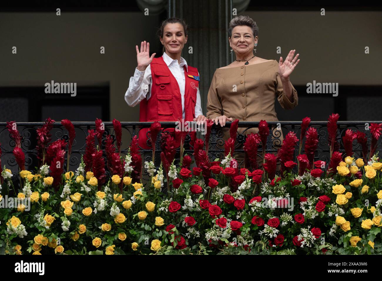 Spain's Queen Letizia, left, and Guatemalan first lady Lucrecia Peinado ...