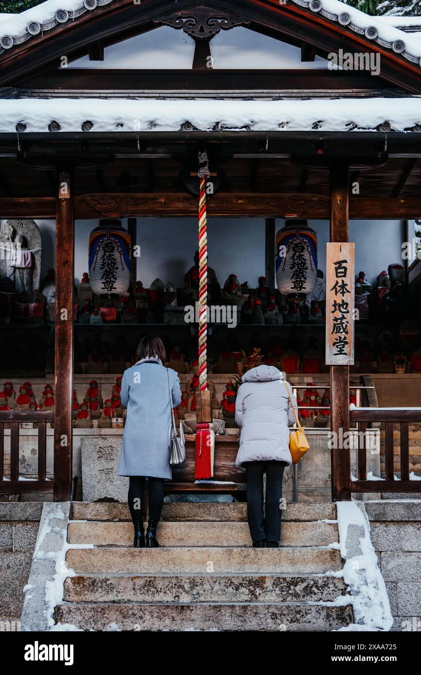 The two women are praying at the Devotion Bell and Rope of Kiyomizudera ...