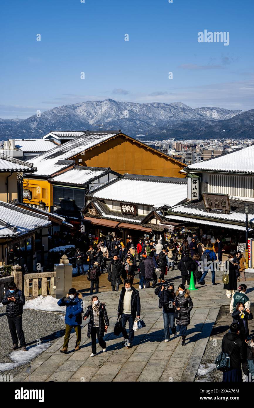 Walking tour japan hi-res stock photography and images - Alamy