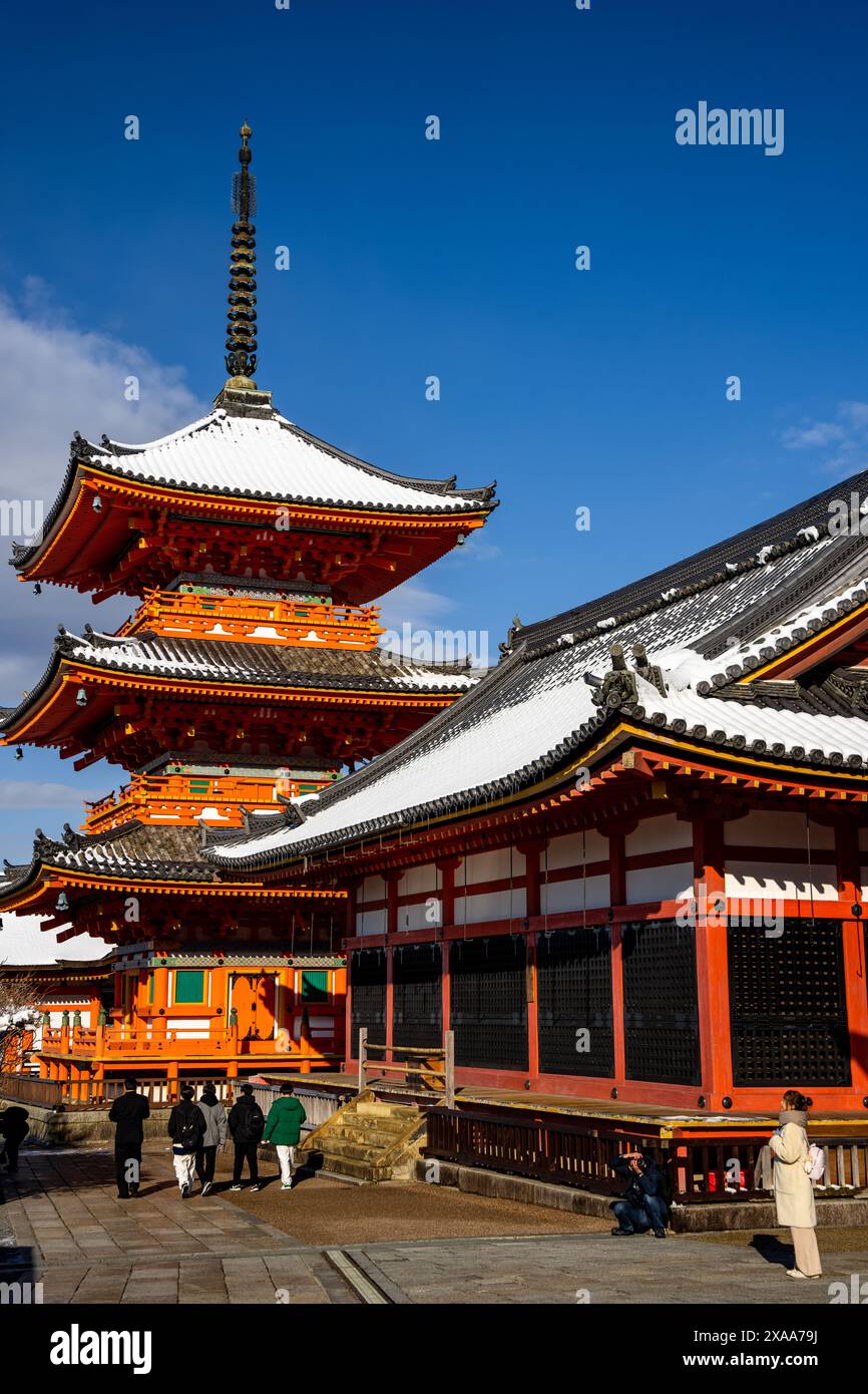 A View of Japanese people crowd at rare snow covered Kiyomizudera ...