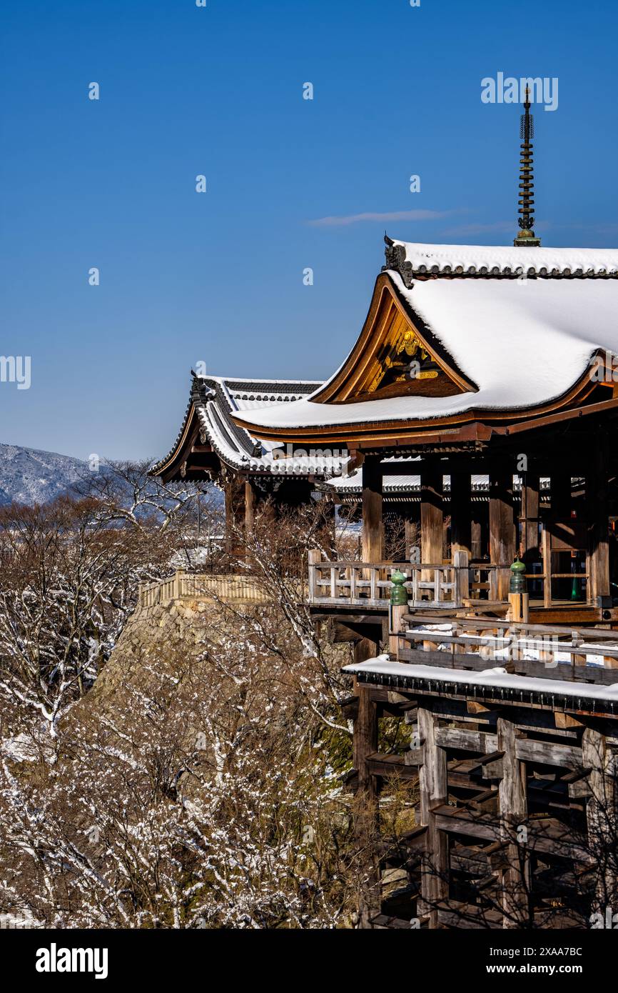 Japanese crowd on platform at the ancient sacred Kiyomizudera Buddhist ...