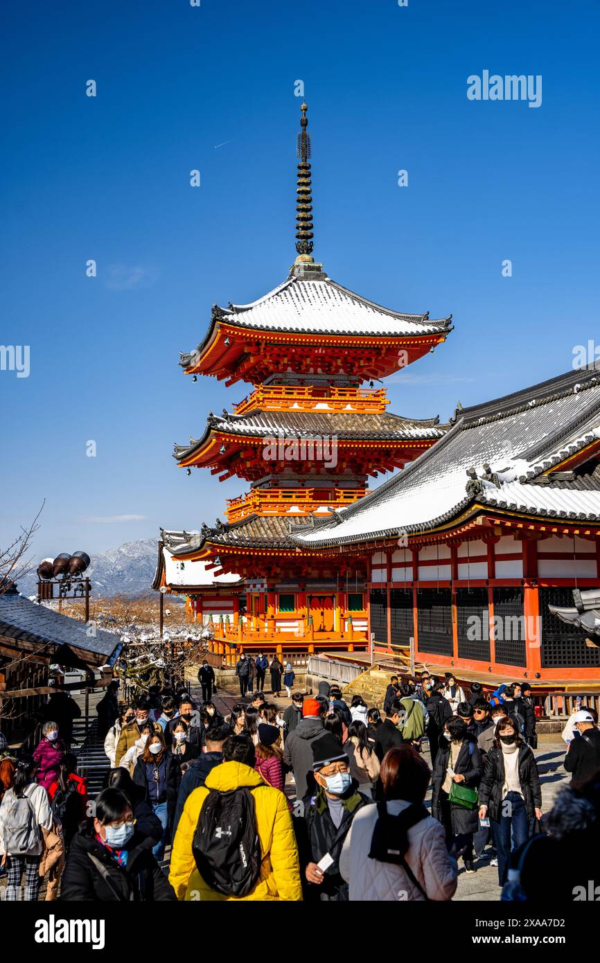 A View of Japanese people crowd at rare snow covered Kiyomizudera ...