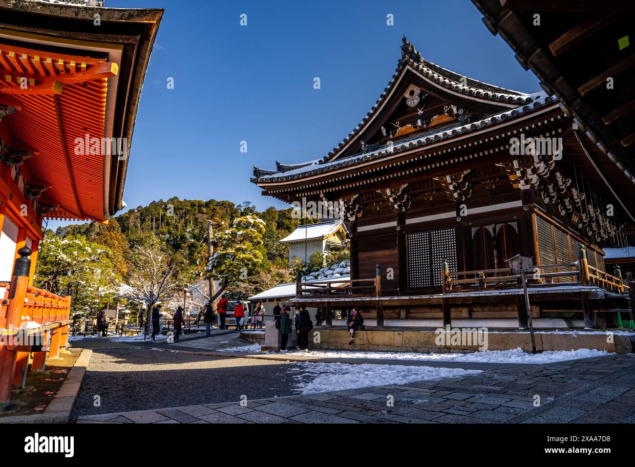 A View of Japanese people crowd at rare snow covered Kiyomizudera ...