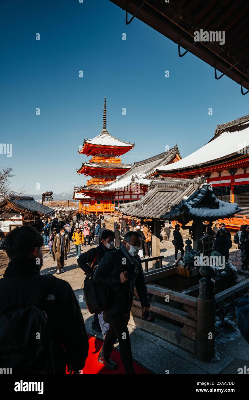 A View of Japanese people crowd at rare snow covered Kiyomizudera ...