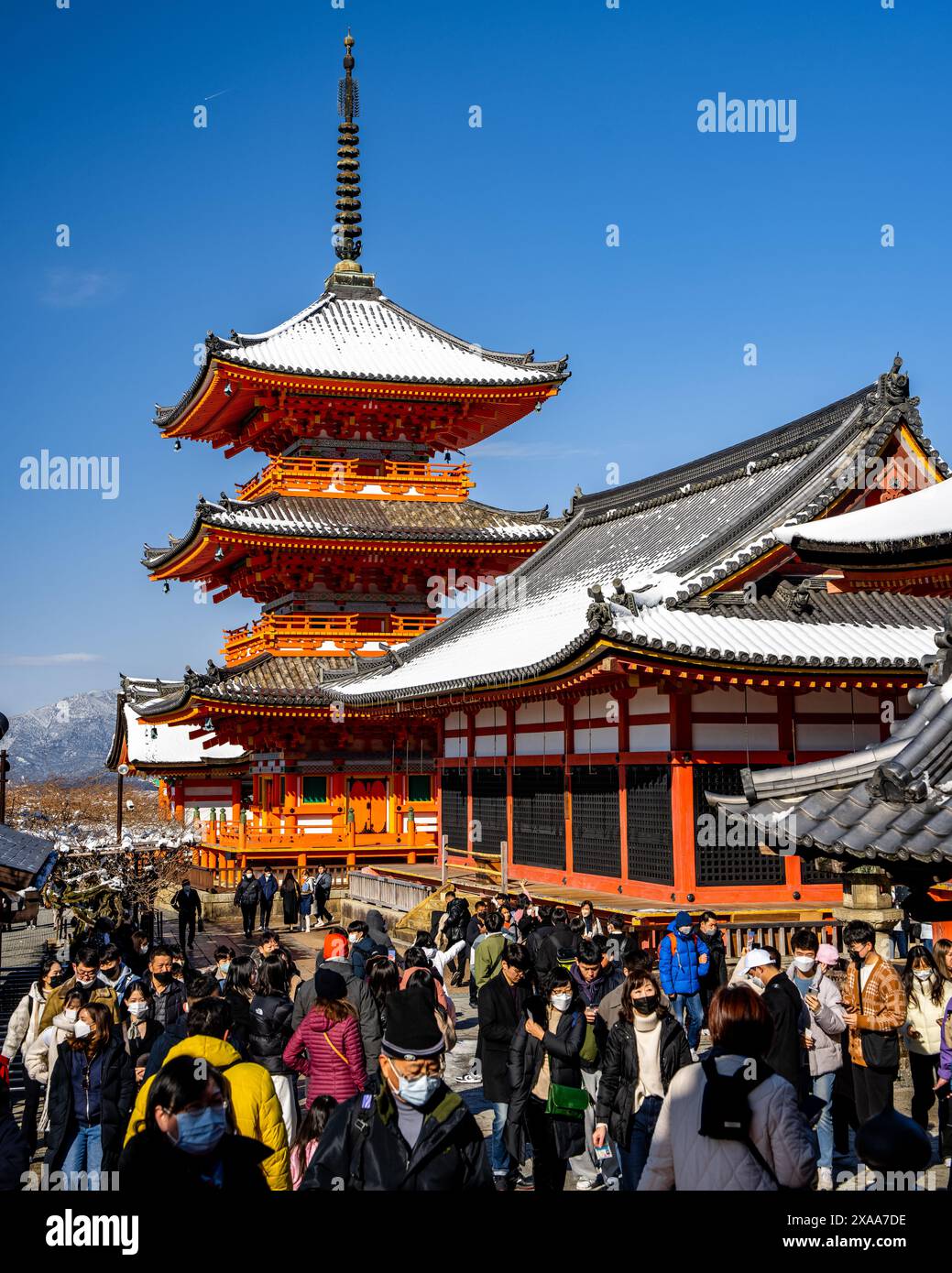 A View of Japanese people crowd at rare snow covered Kiyomizudera ...