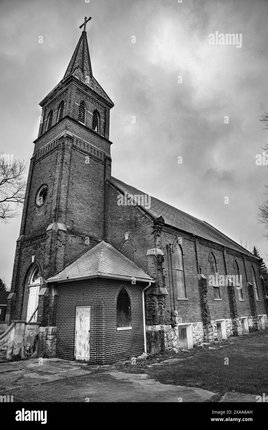 Urban church hi-res stock photography and images - Alamy