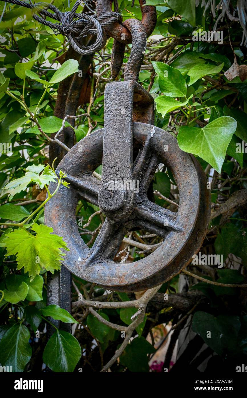 Water well pulley hi-res stock photography and images - Alamy