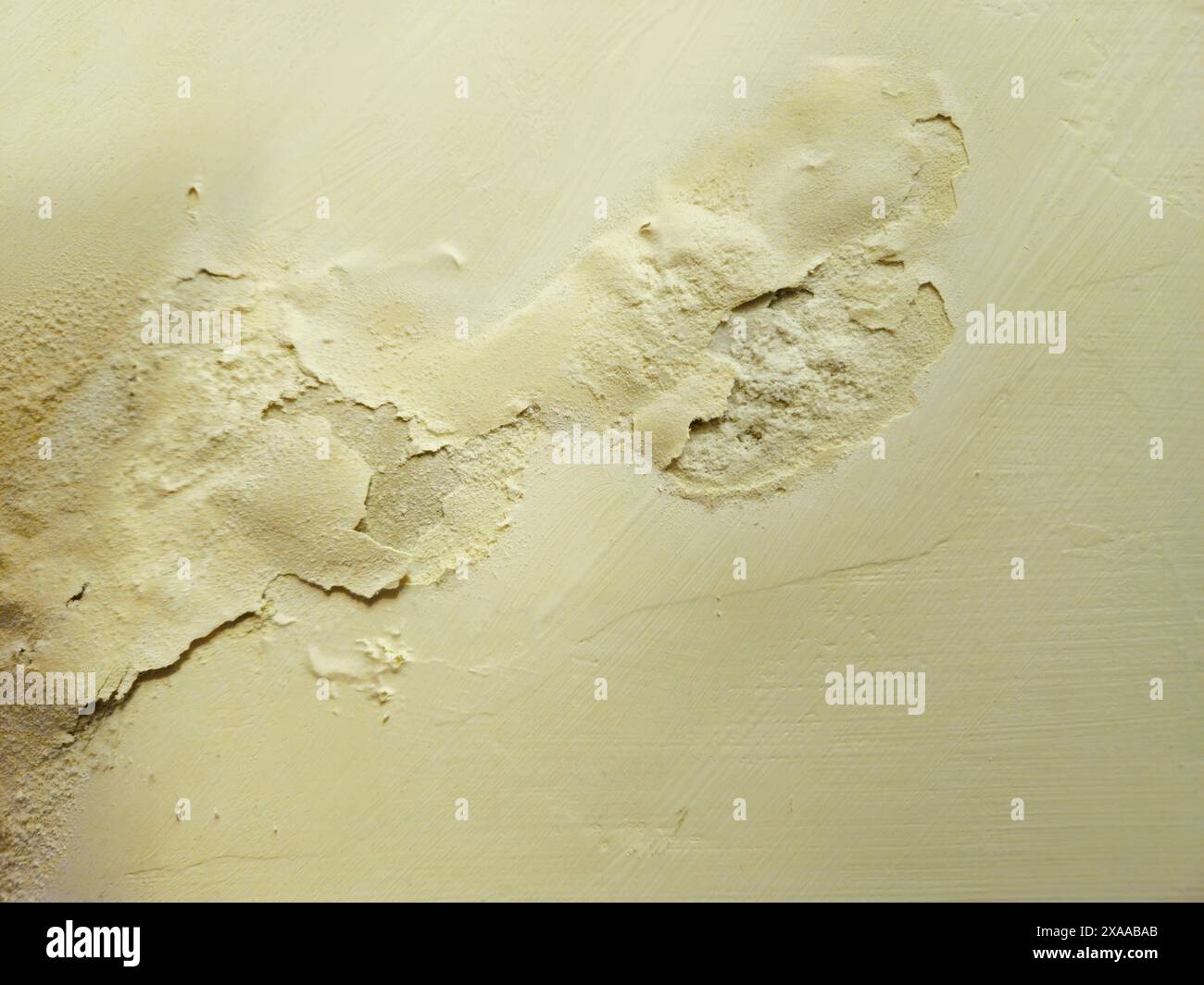 A dirty and cracked drywall on a wall Stock Photo - Alamy