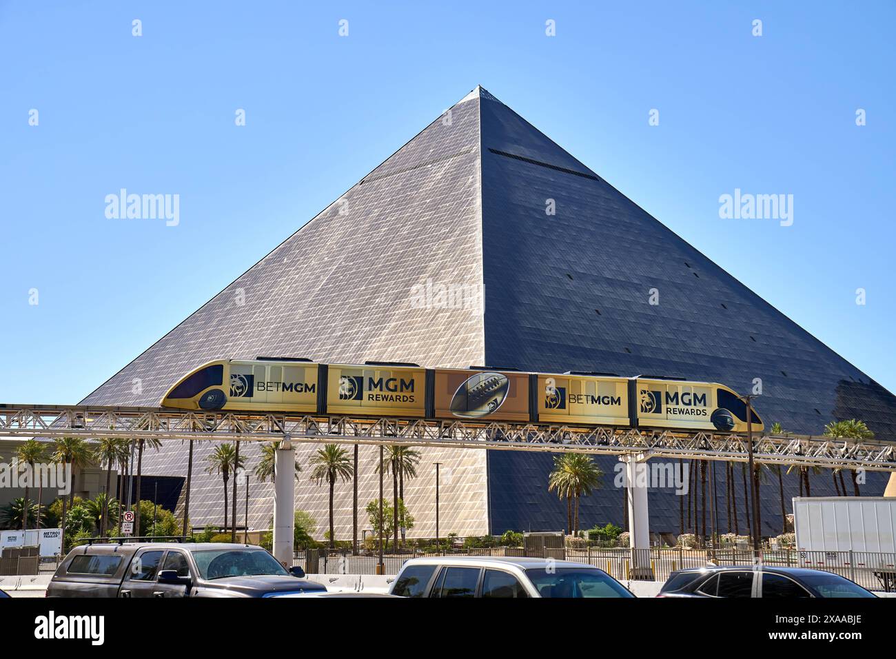 In form einer pyramide hi-res stock photography and images - Alamy