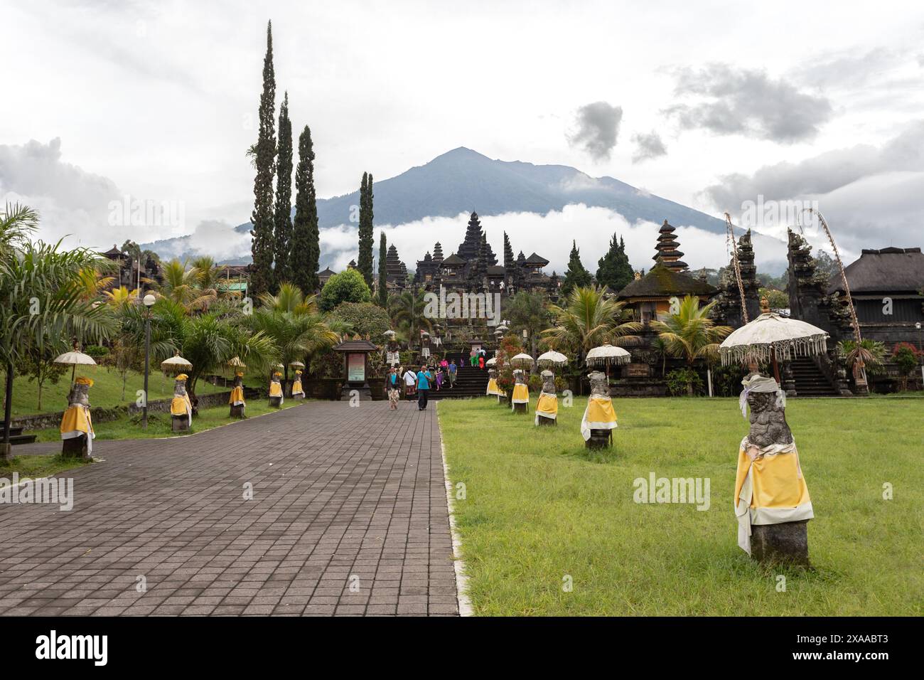Walking path among nature hi-res stock photography and images - Alamy