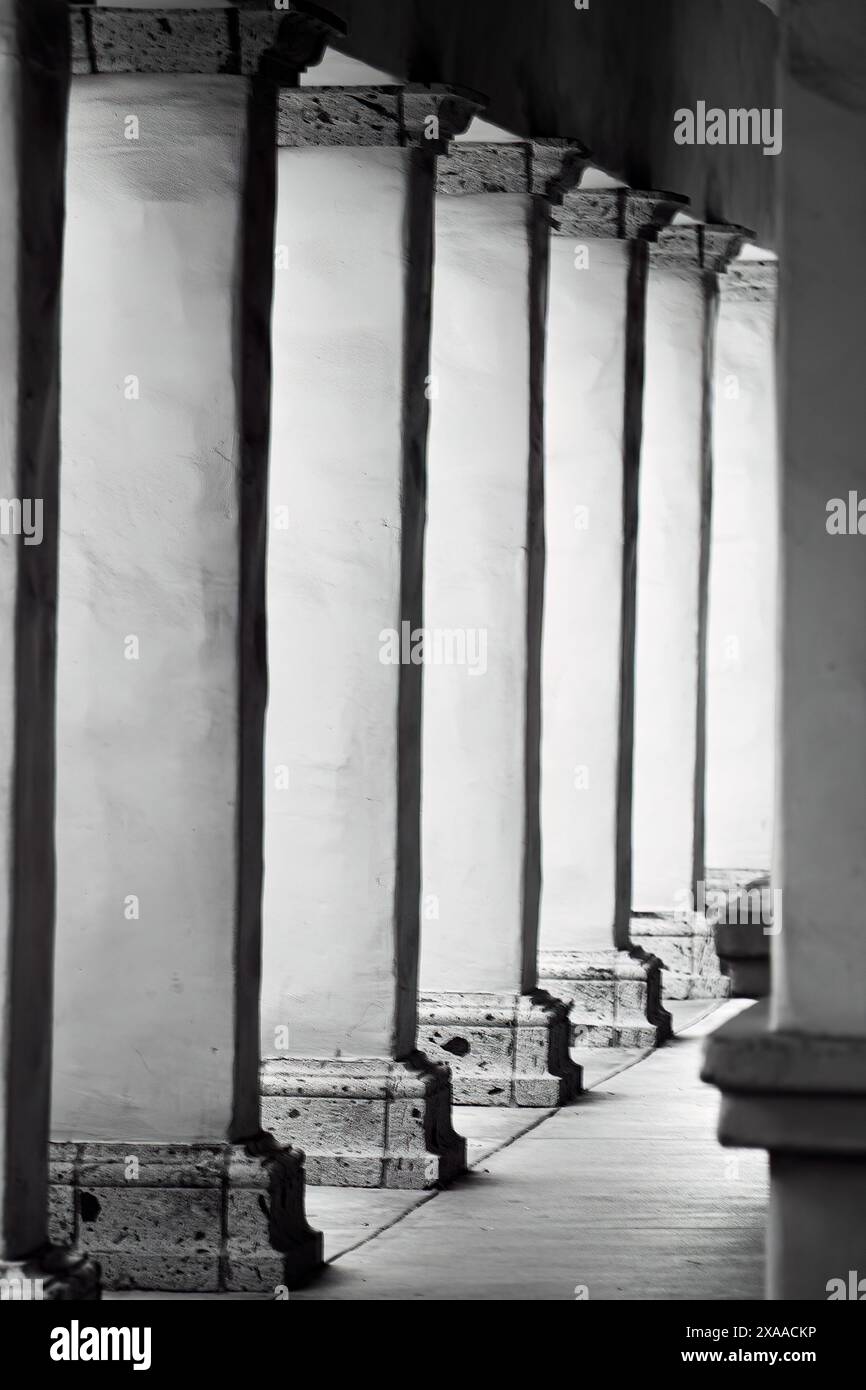 Row of pillars hi-res stock photography and images - Alamy