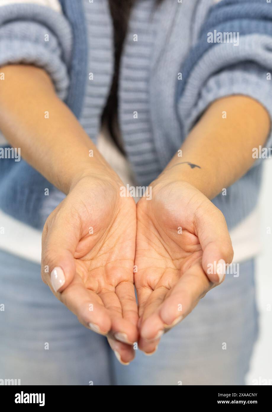 Fingers extended hi-res stock photography and images - Alamy