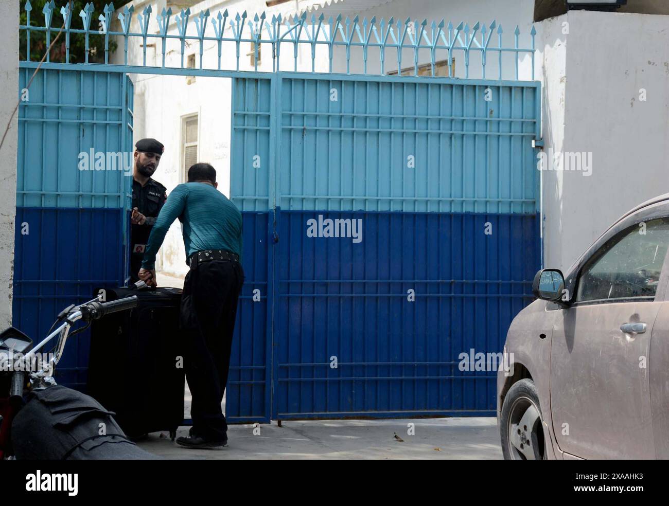 Federal Investigation Agency (FIA) officials shifts luggage of social ...