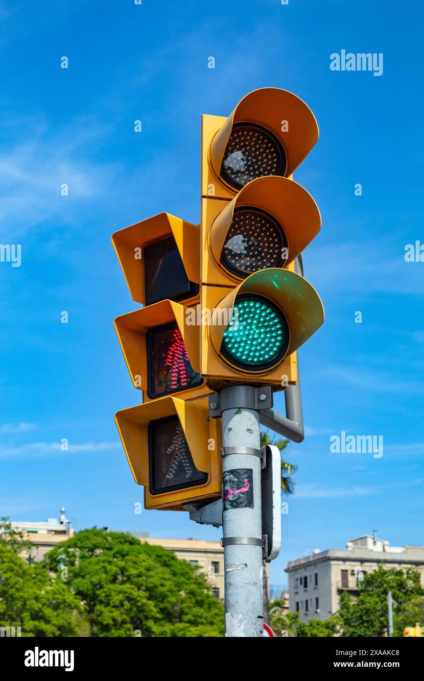 Spanish pedestrian traffic light hi-res stock photography and images ...