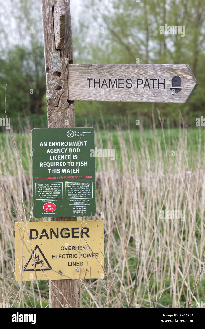 Environmental and Thames path wooded sign in the countryside Stock ...