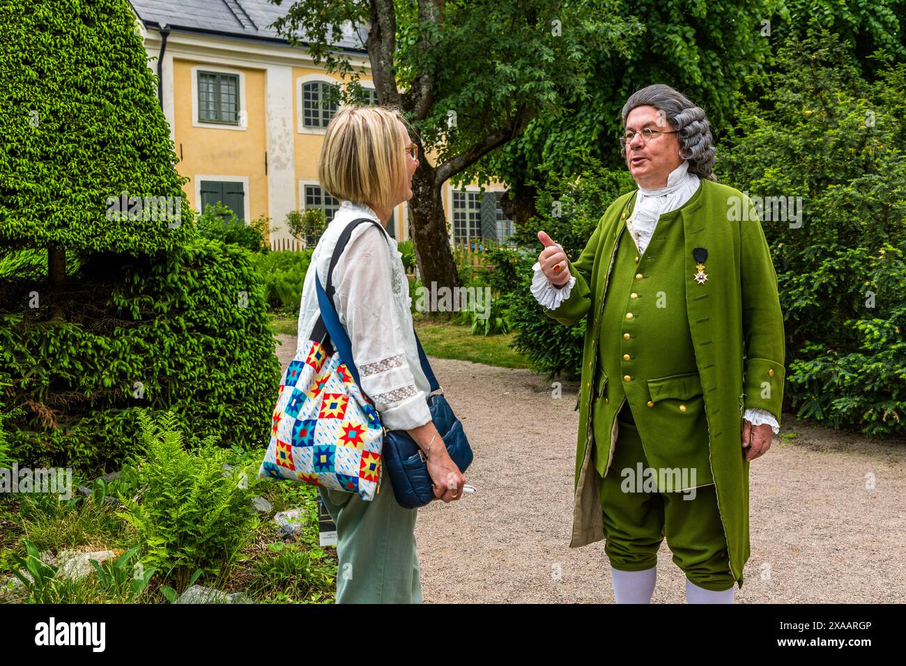 Travel journalist Angela Berg in conversation with Hans Odöö, who gives ...