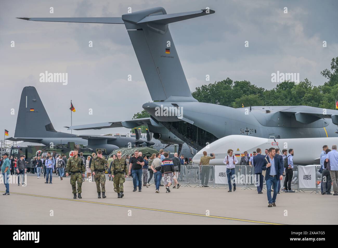 Freigelände, Besucher, rechts Airbus A400M, Deutsche Luftwaffe, ILA ...