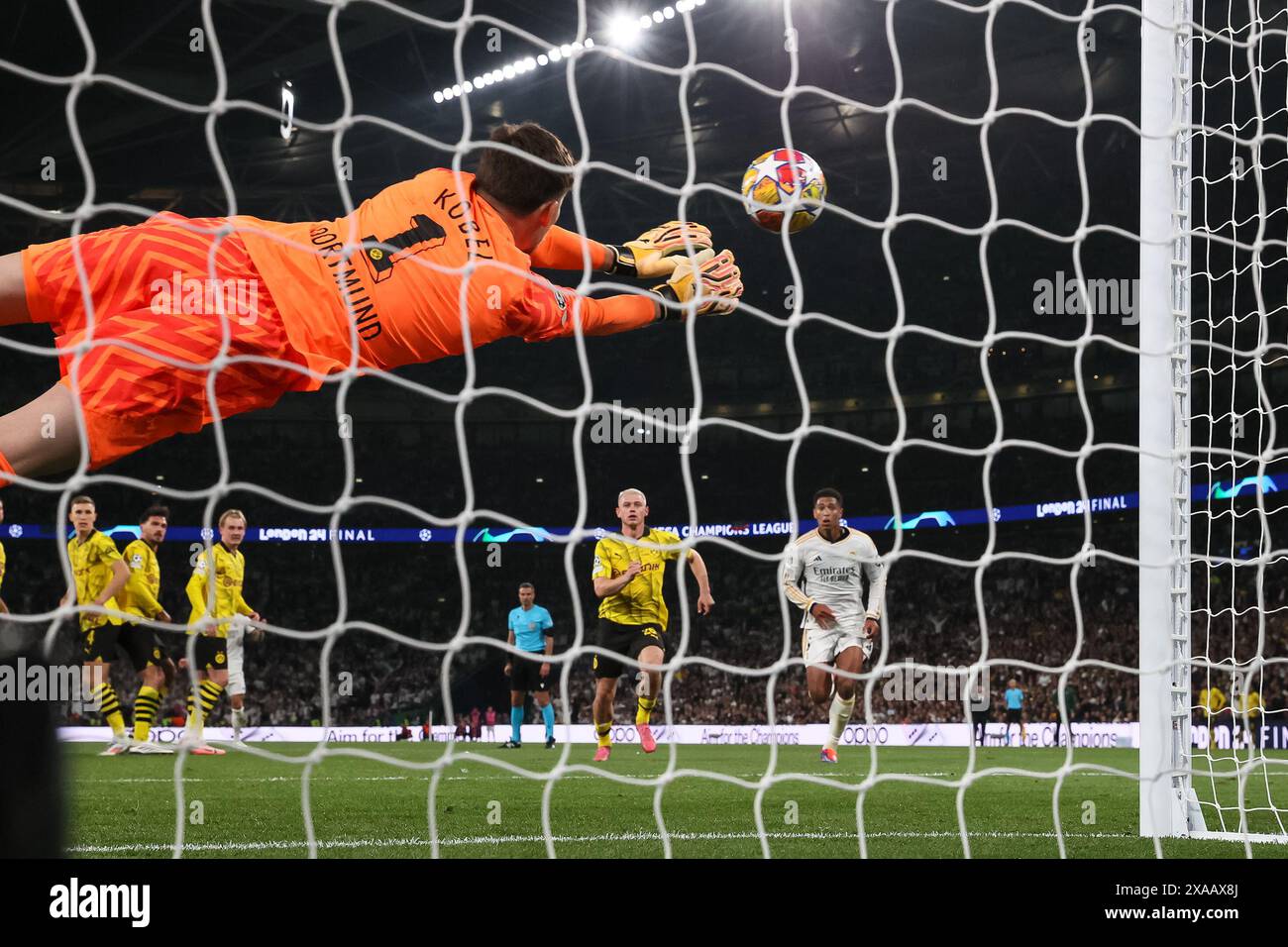 Gregor Kobel (Borussia Dortmund) saves a direct free-kick taken by Toni ...