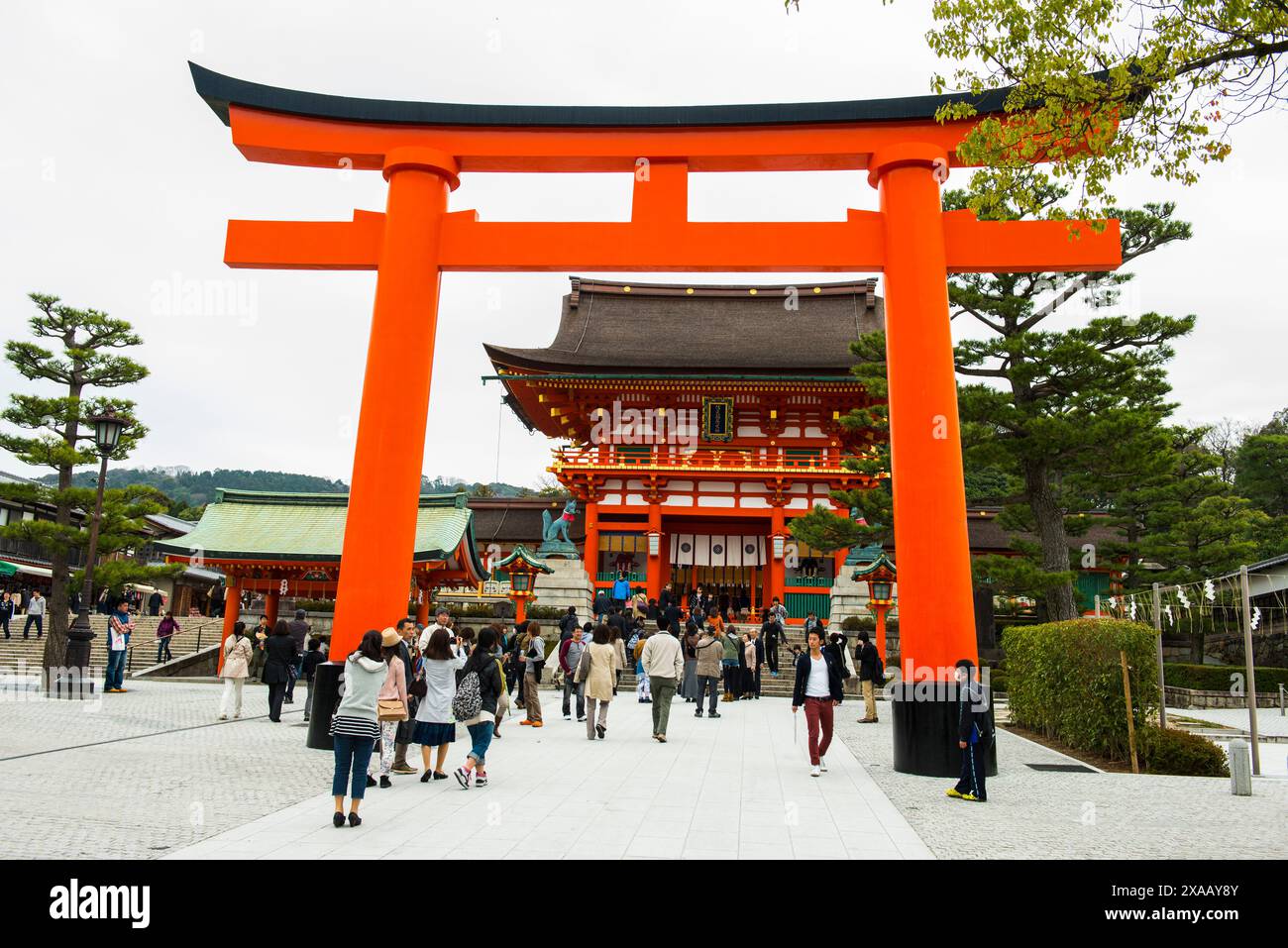 Red entrance gate at the Endless Red Gates of Kyoto's Fushimi Inari ...