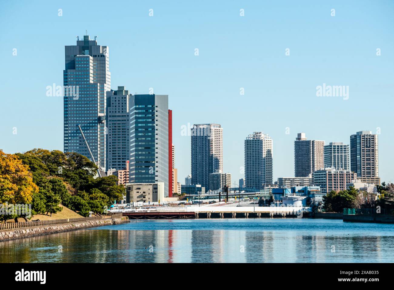 Takeshiba at Sumida River, view over the river to the skyscrapers on ...