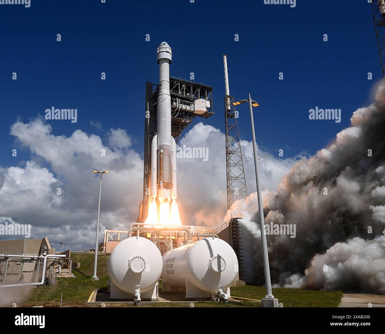 A ULA Atlas V rocket launches the Boeing Starliner spacecraft on its ...