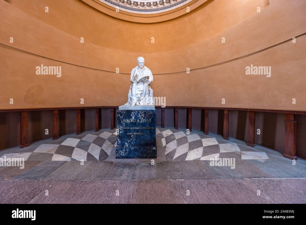 Statue of Carl von Linnè in the Botanical Garden in Uppsala. Triangeln ...