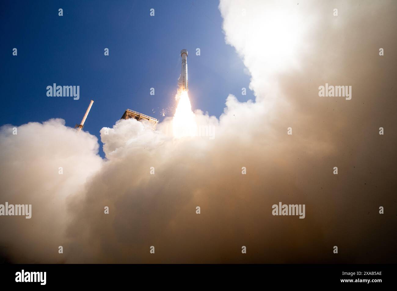 Manned cloud hi-res stock photography and images - Alamy