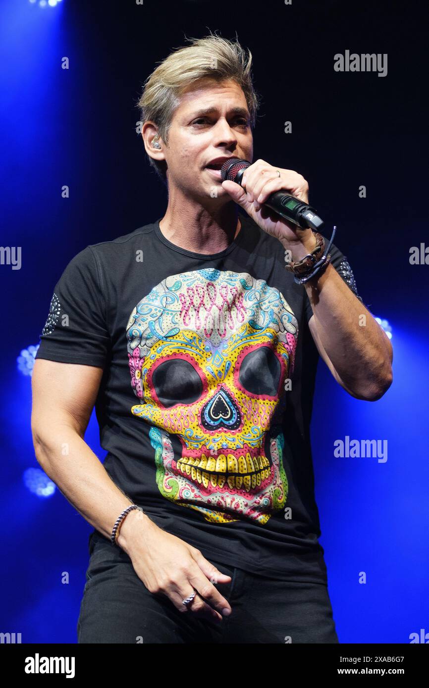 Venezuelan singer Carlos Baute performs during the 30 years in music ...