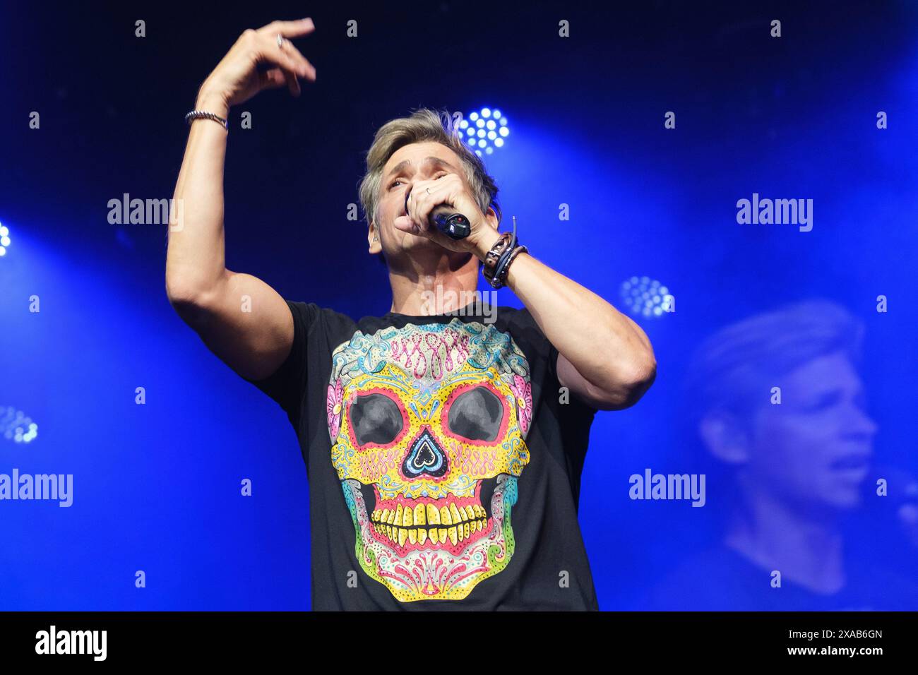 Venezuelan singer Carlos Baute performs during the 30 years in music ...