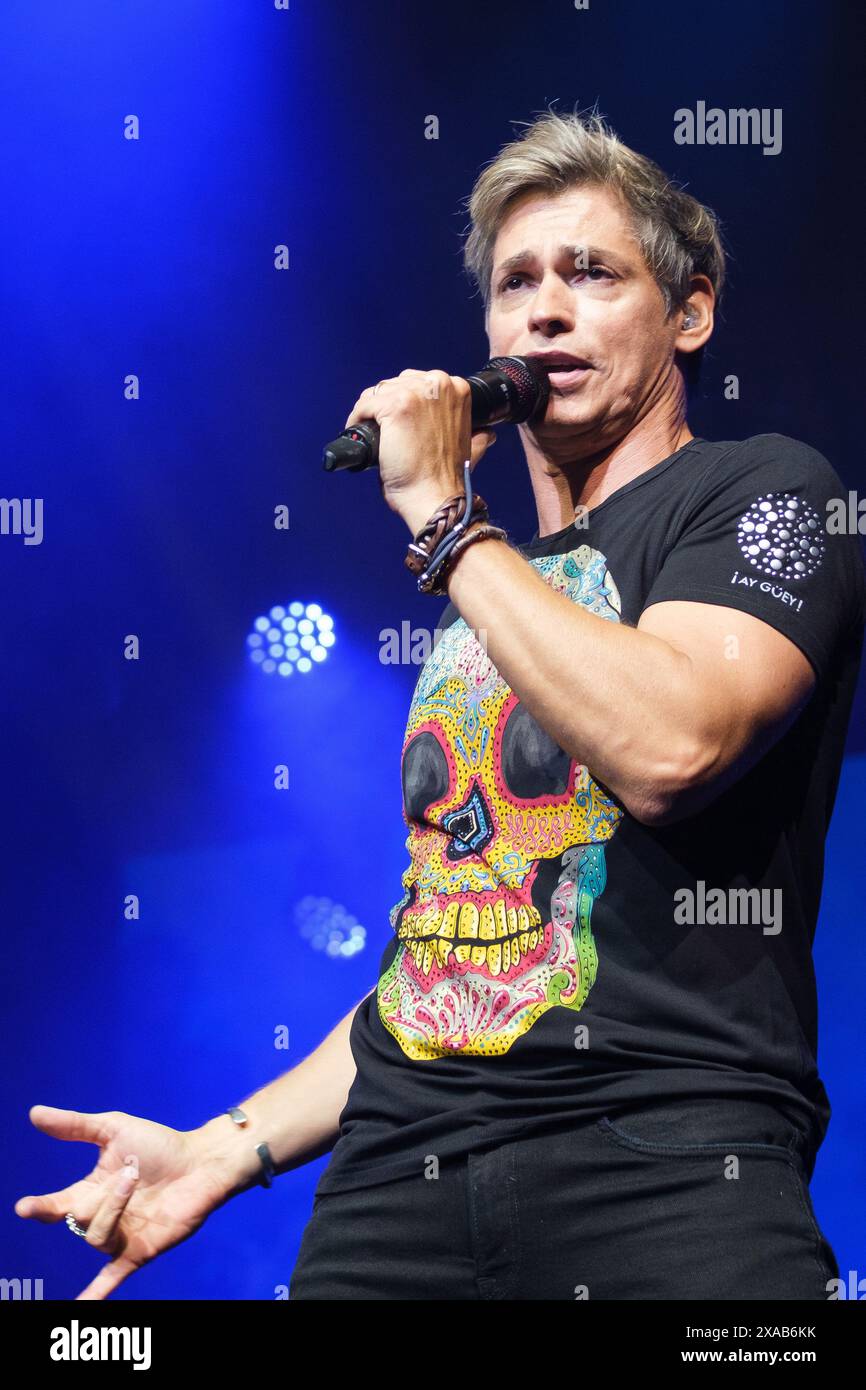 Venezuelan singer Carlos Baute performs during the 30 years in music ...