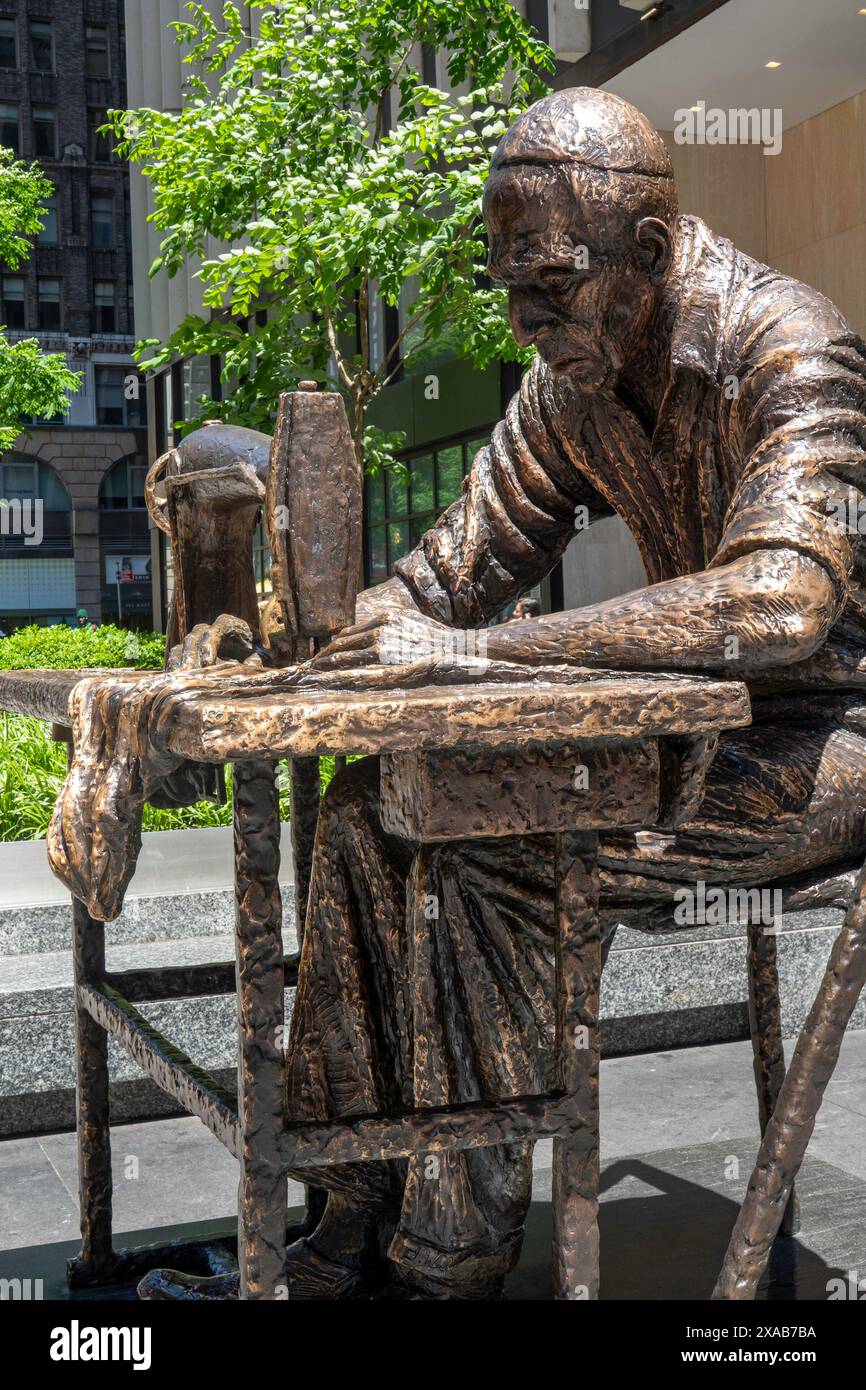 Jewish tailor statue hi-res stock photography and images - Alamy