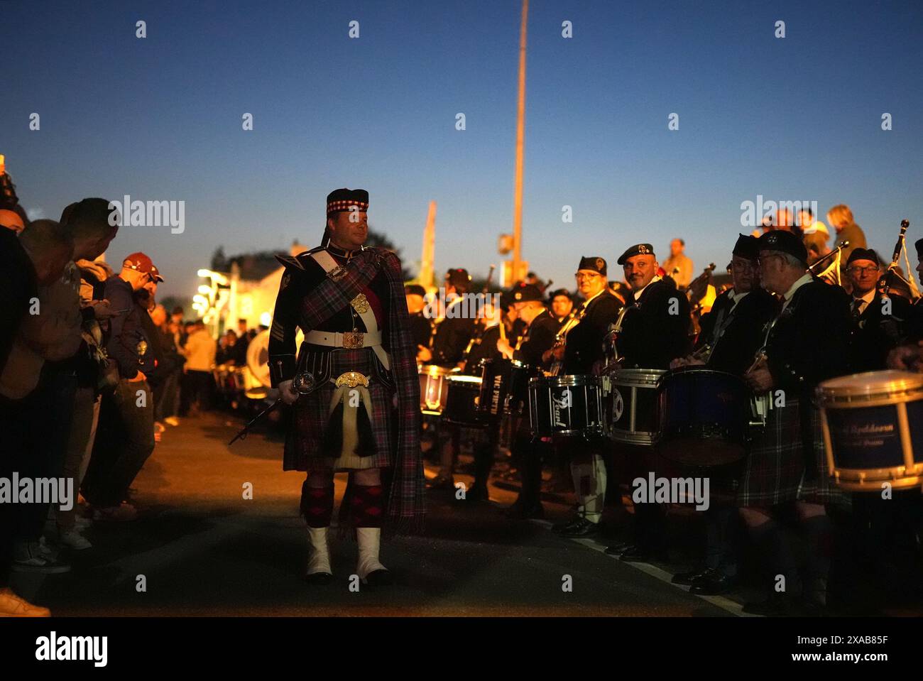 Veteran and serving paratroopers from the Parachute Regiment, the ...
