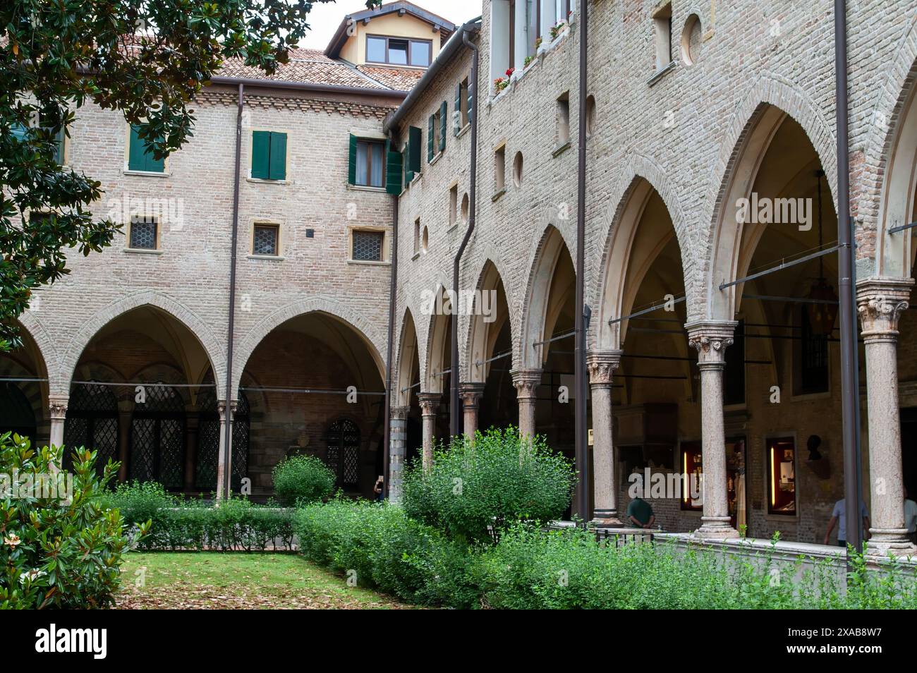 Kreuzgang rund um den klosterhof hi-res stock photography and images - Alamy