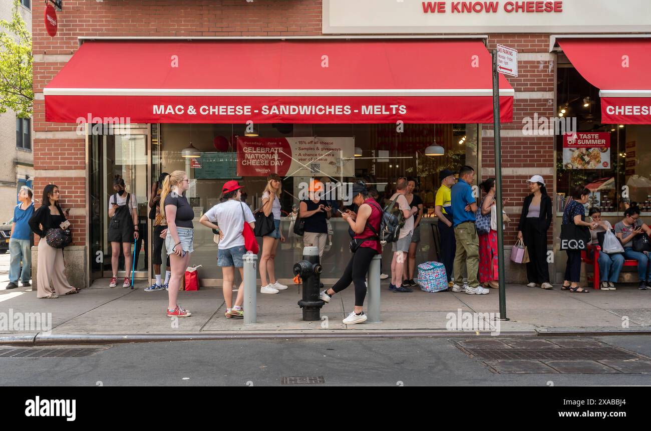 People wait in line for freebies and discounts at the iconic Murray’s ...