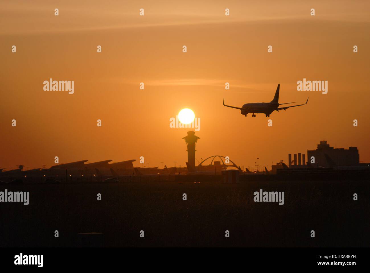 Plane landing lax airport hi-res stock photography and images - Alamy