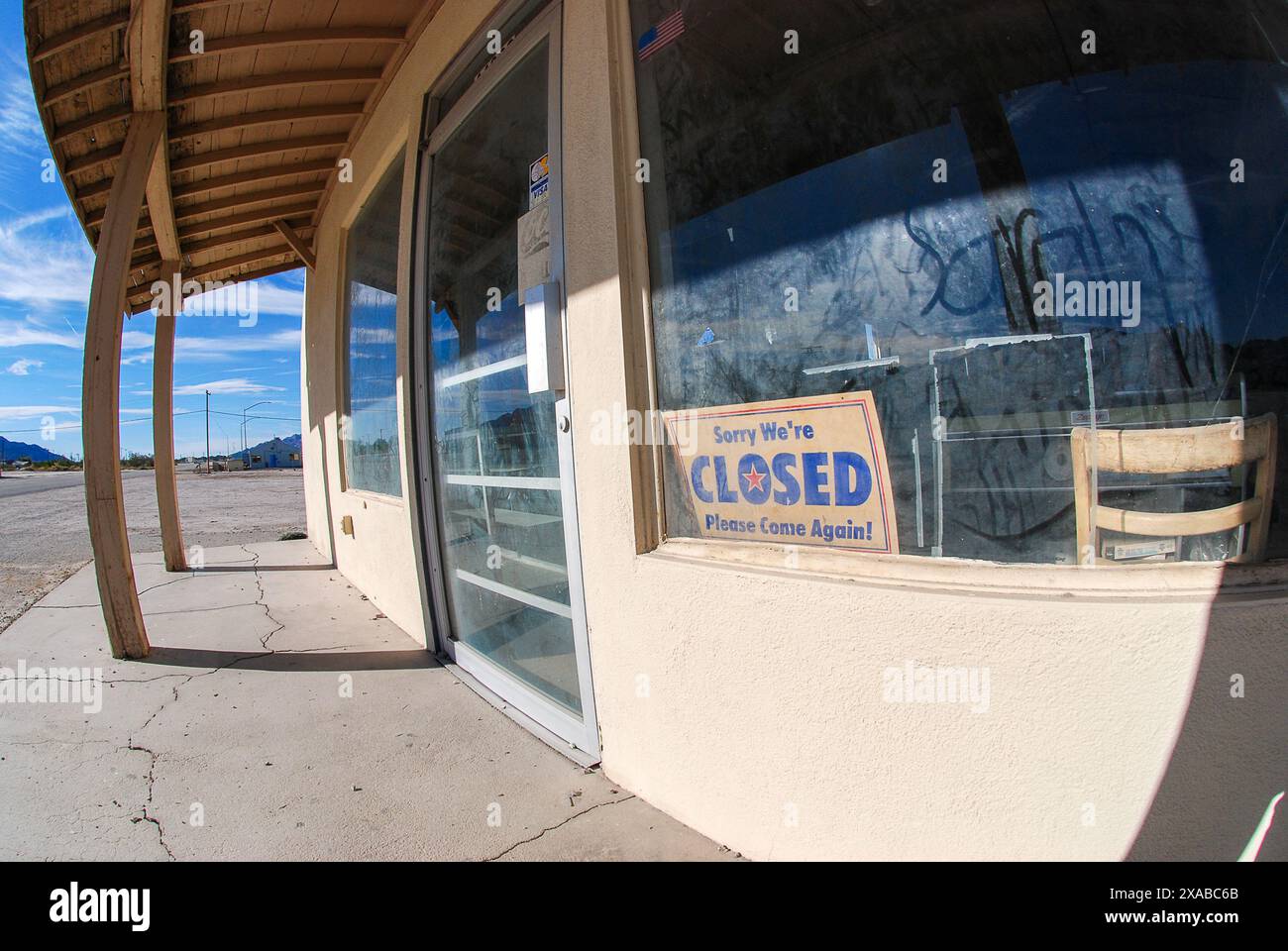 Closed empty abandoned store hi-res stock photography and images - Alamy