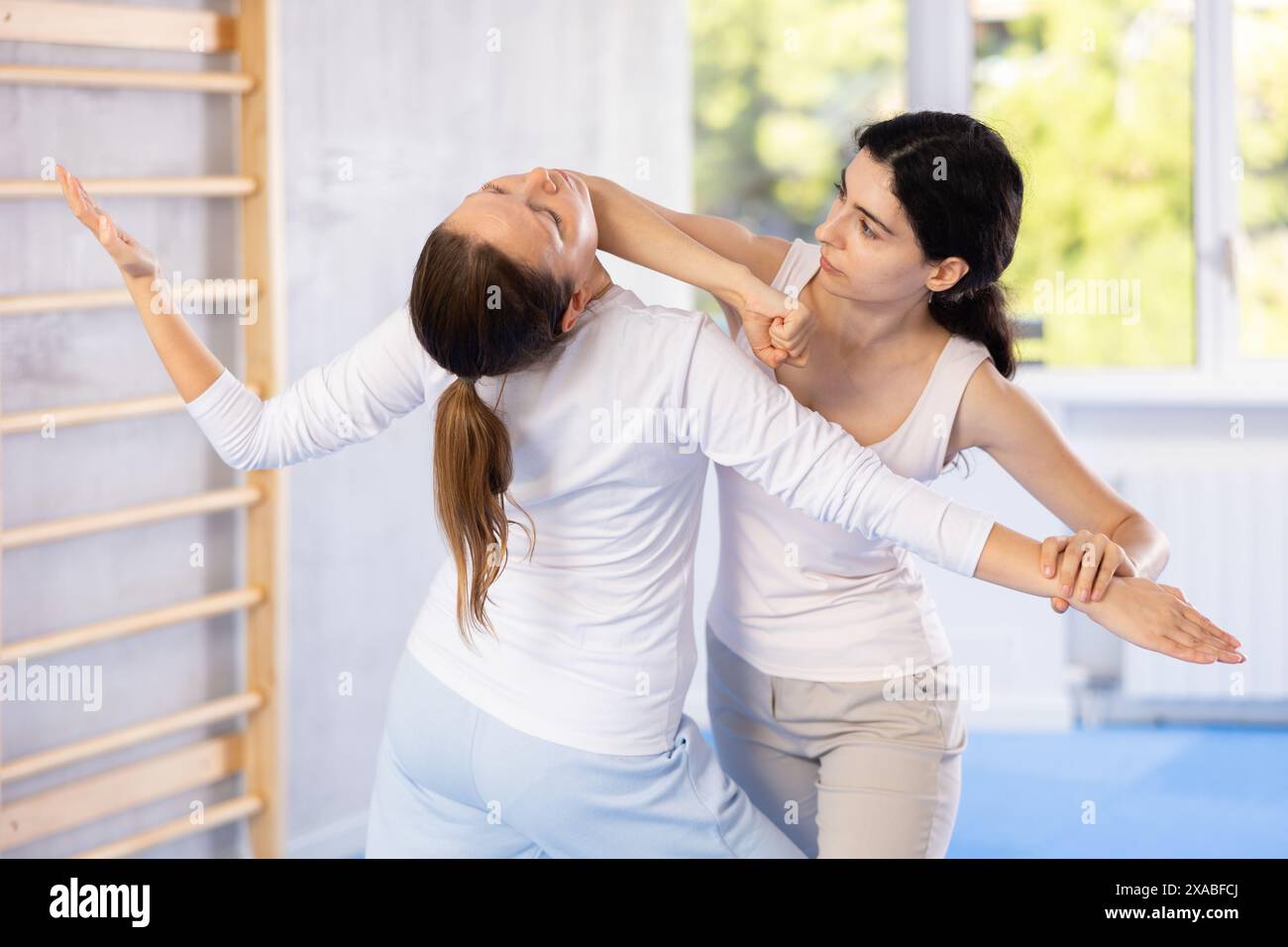 Elbow strikes hi-res stock photography and images - Alamy