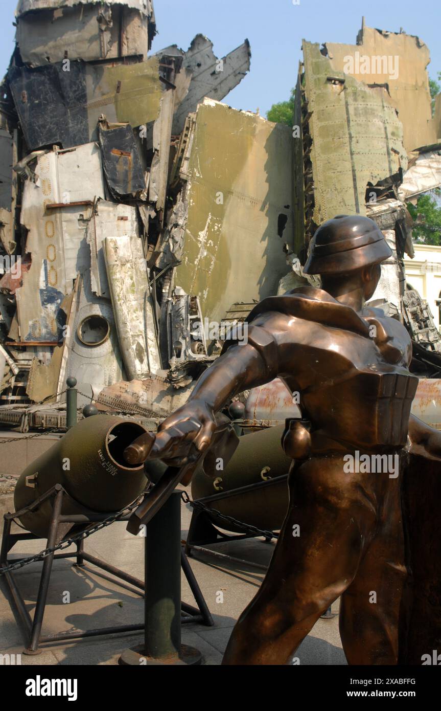 Bronze statue of a soldier, Vietnam War, Vietnam Military History ...