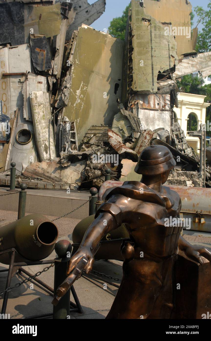 Bronze statue of a soldier, Vietnam War, Vietnam Military History ...