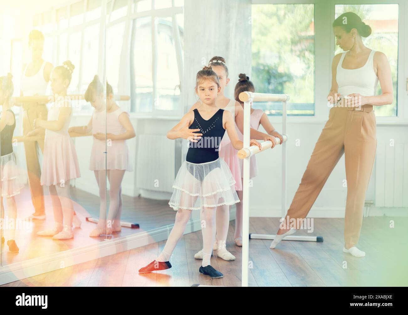Girls dance routine class hi-res stock photography and images - Alamy