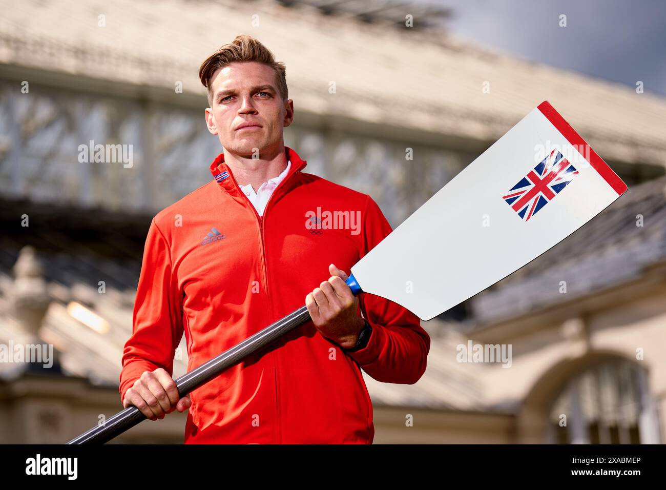 Tom george rowing hi-res stock photography and images - Alamy
